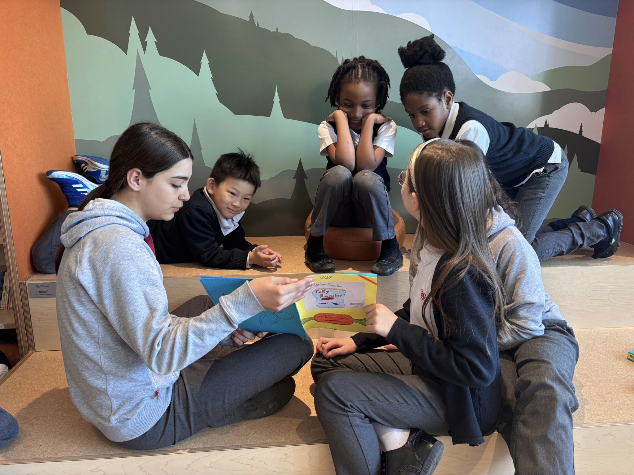 Les élèves de 1re et 5e année partagent un moment de lecture ...
